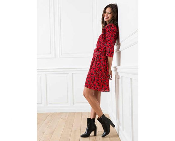Robe rouge fleurie à petits volants + boots à talons hauts noires ...