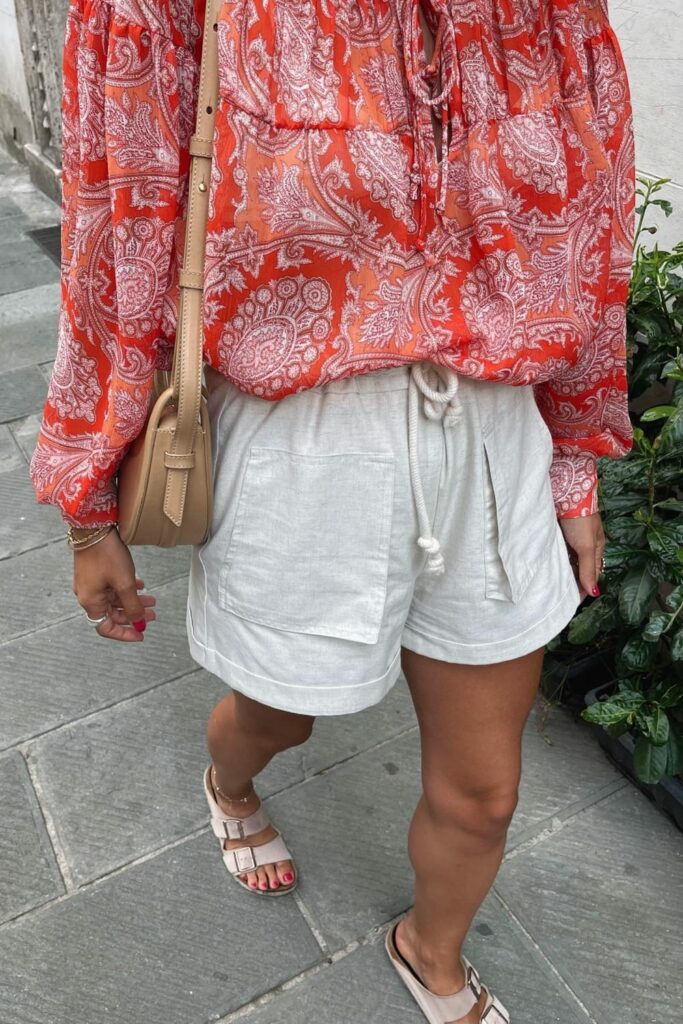 Tenue été bohème : blouse rouge imprimée + short blanc + Birkenstock ...